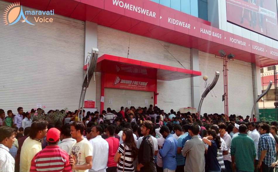 నోట్ల కోసం కాదు, బ్రాండ్ ఫ్యాక్టరీ ఆఫర్ కోసం